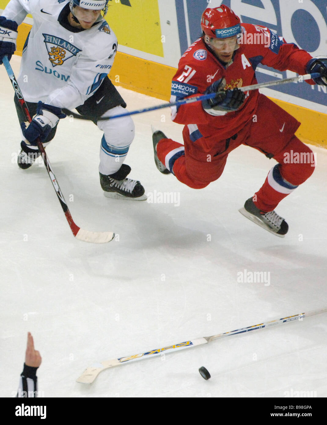 Russian player Alexander Kharitonov right and Finnish player Niko ...