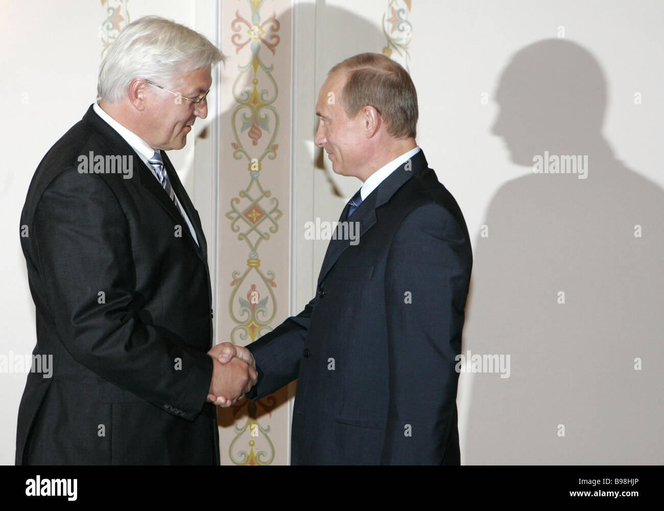 From left to right German Foreign Minister Frank Walter Steinmeier and ...