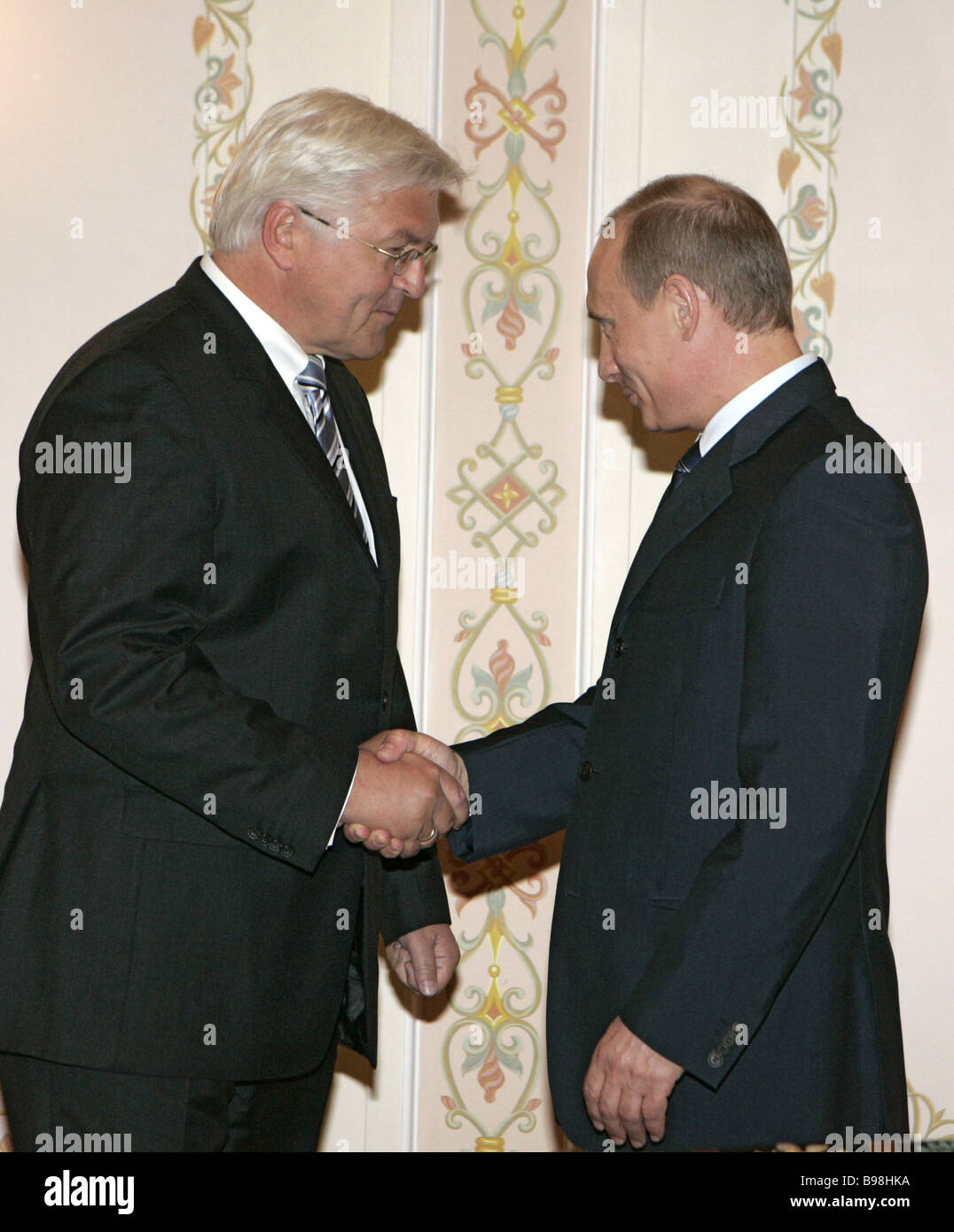 From left to right German Foreign Minister Frank Walter Steinmeier and ...