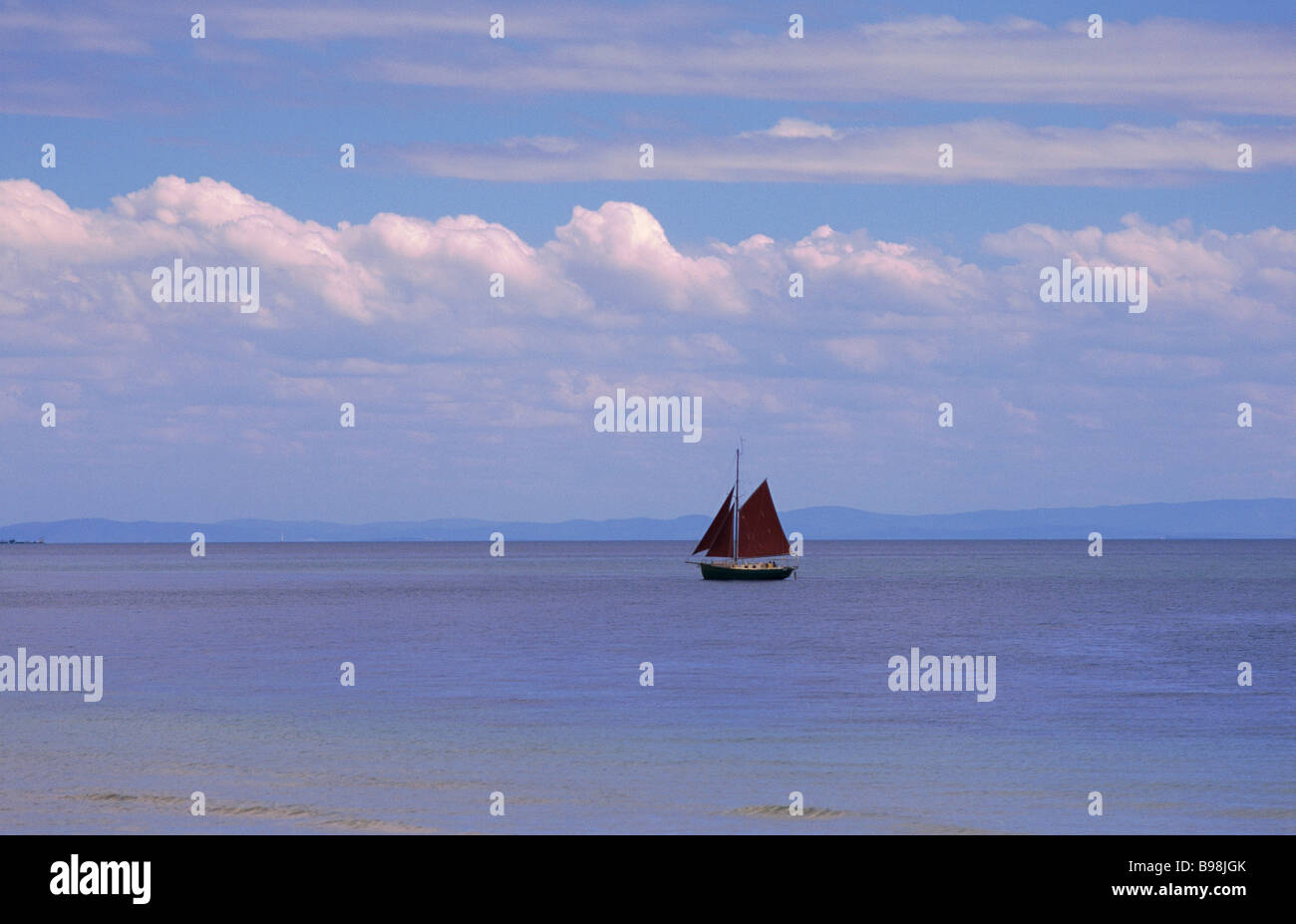 Yacht in full sail hi-res stock photography and images - Alamy