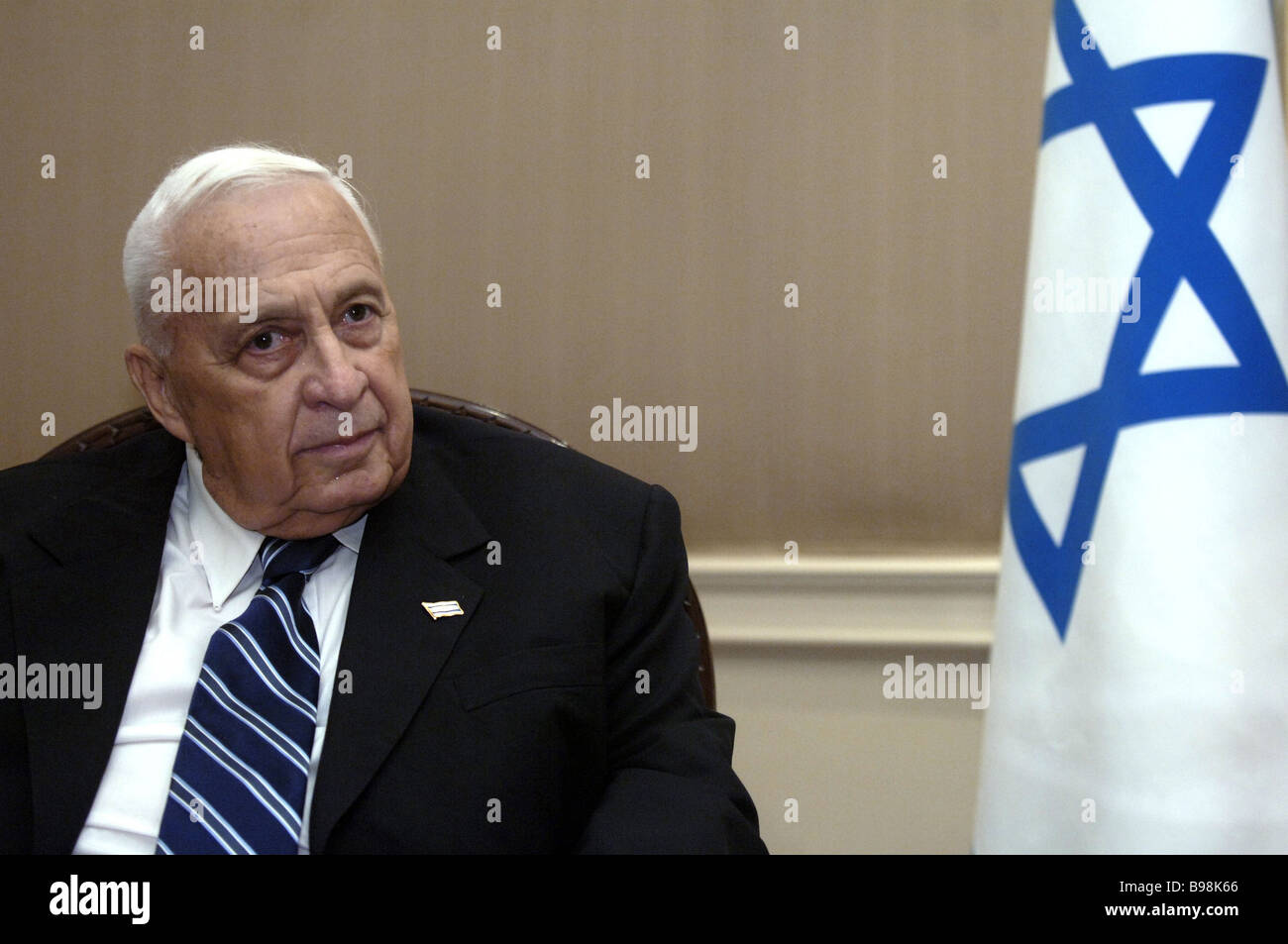 Israel s Prime Minister Ariel Sharon in conference during UN member ...