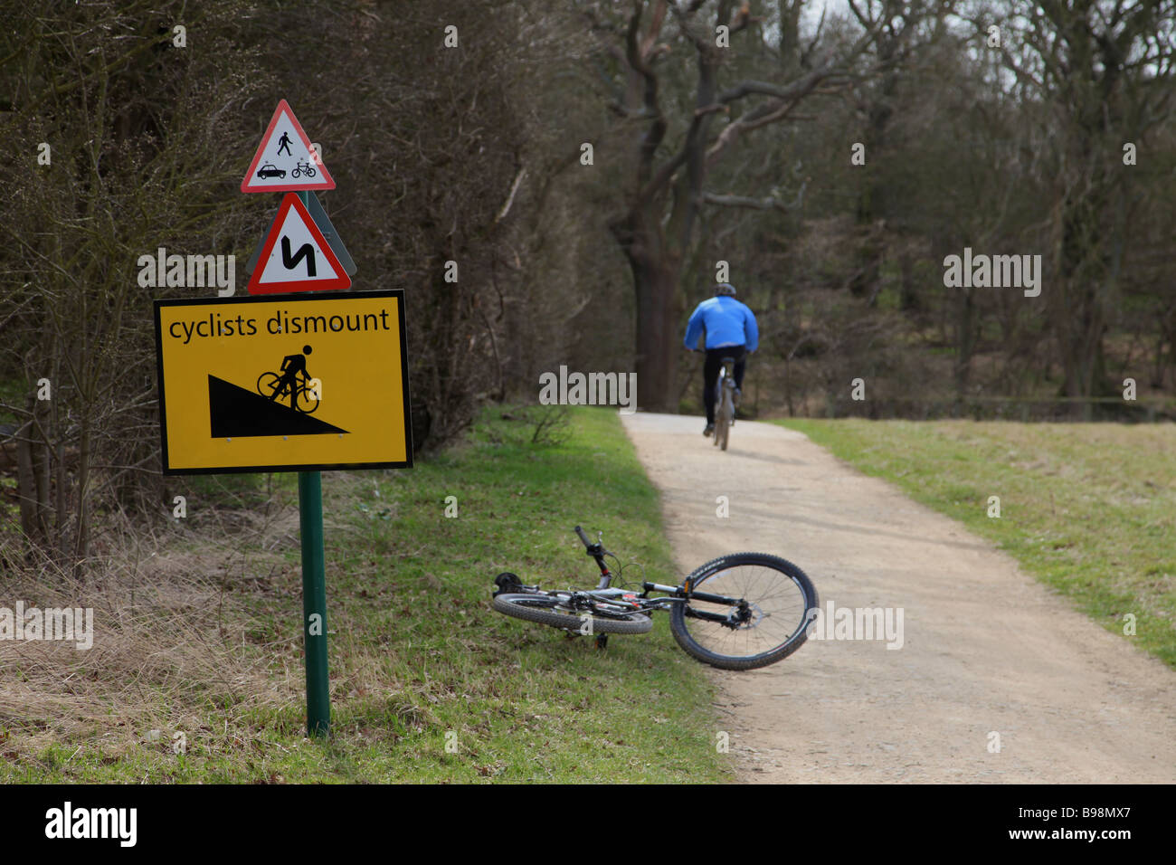 Path track sign hi-res stock photography and images - Alamy