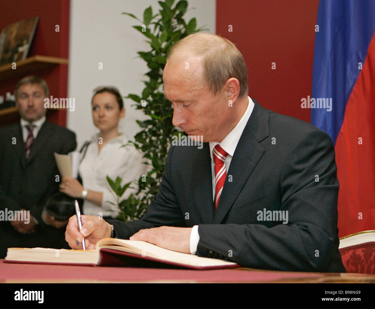 Russian President Vladimir Putin signed a guestbook at the Spanish ...