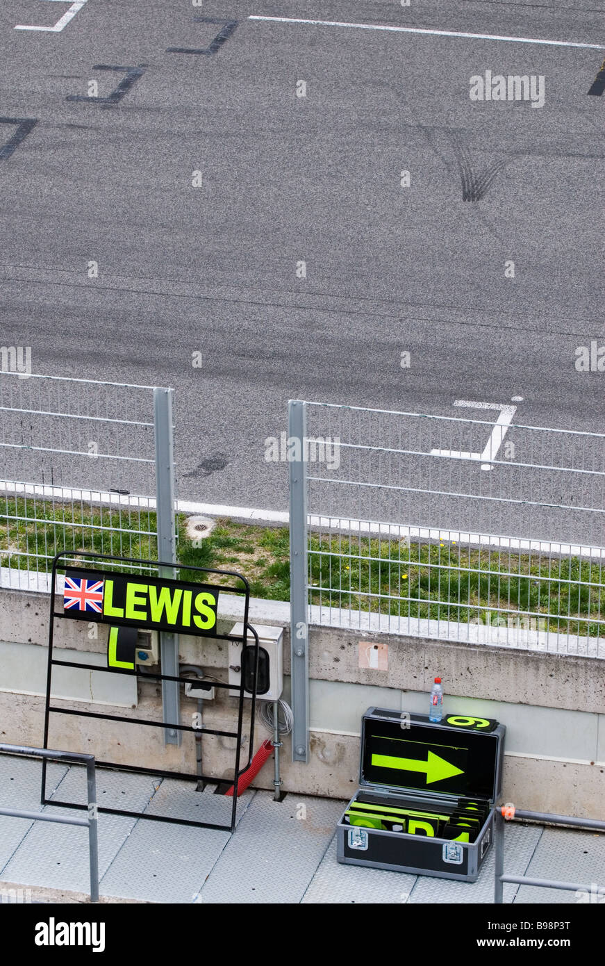 Mercedes shield hi-res stock photography and images - Alamy