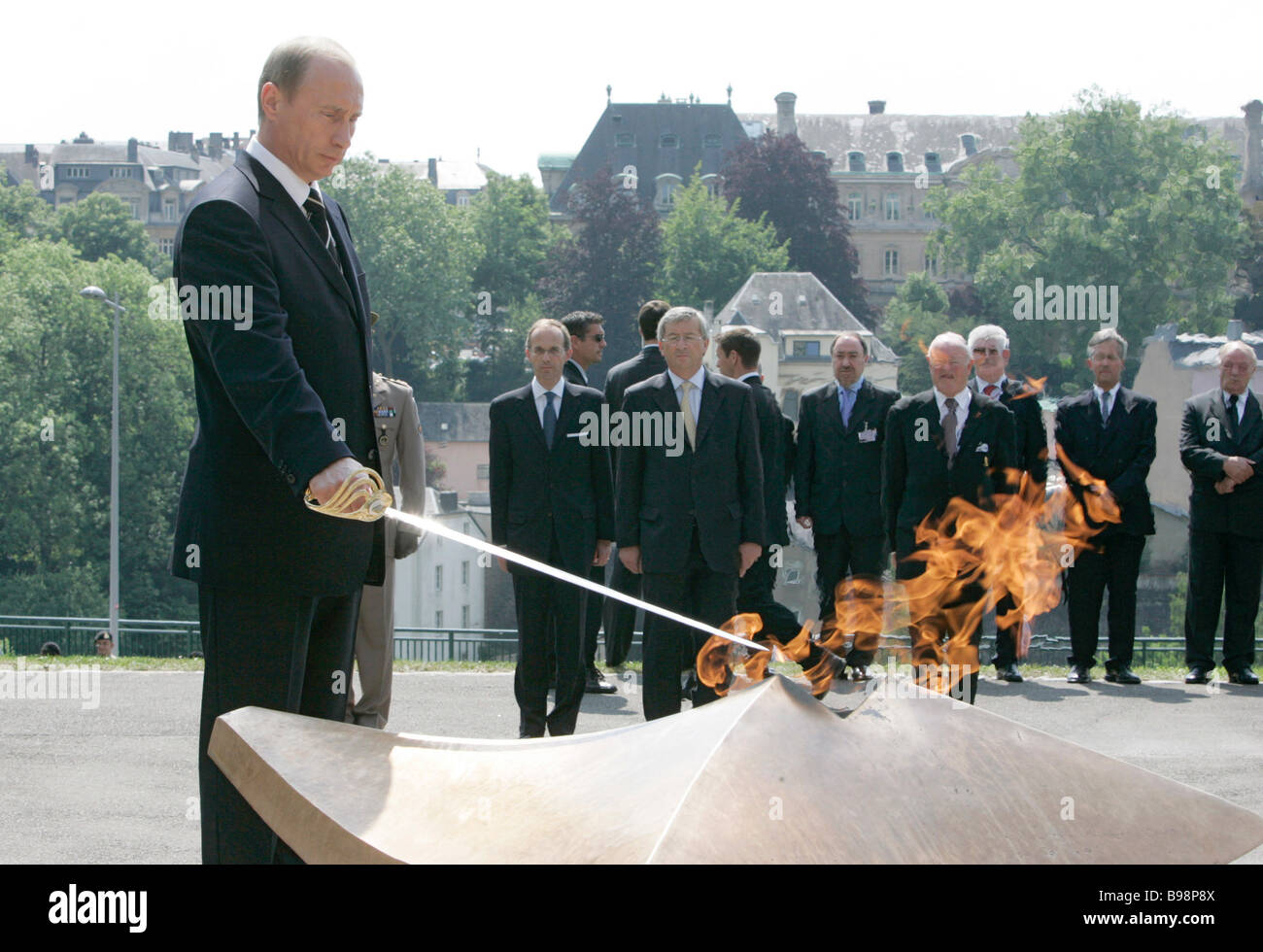 Russian President Vladimir Putin mourning at the tomb to the Eternal ...