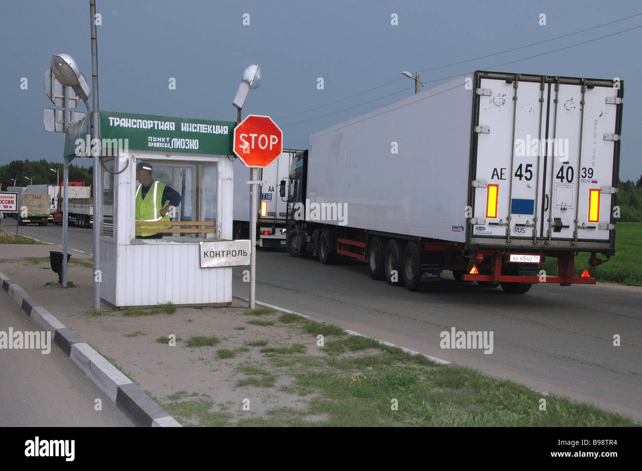 Customs check point Krasnoye Russian Belorussian border Stock Photo - Alamy