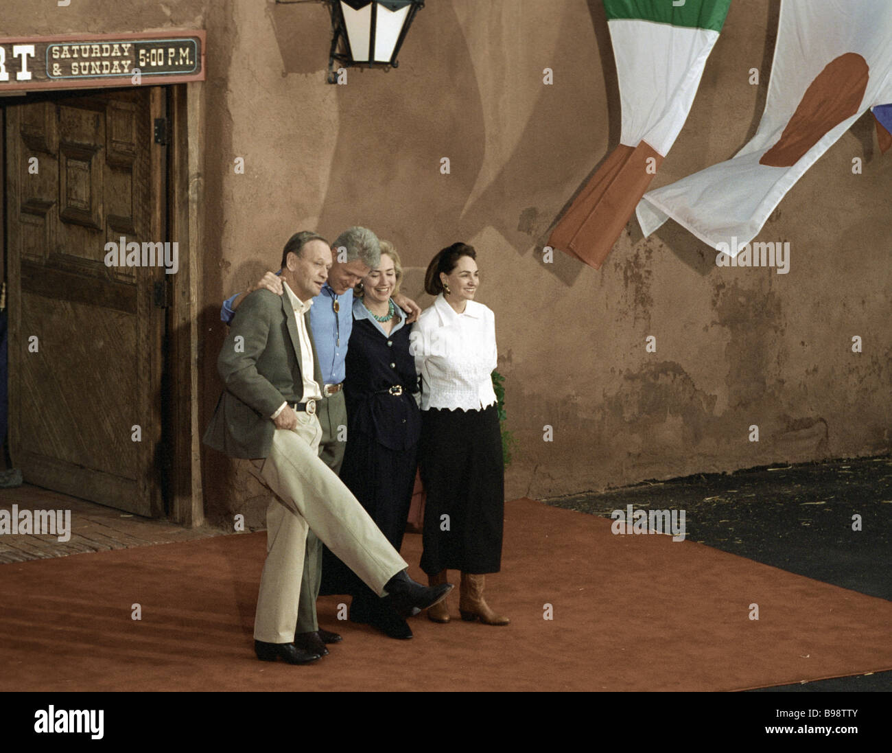 Left to right Canadian Prime Minister Jean Chretien U S President Bill ...