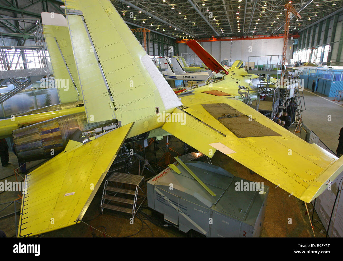 Assembling a Sukhoi Su 35 Super Flanker fighter at the Komsomolsk on ...