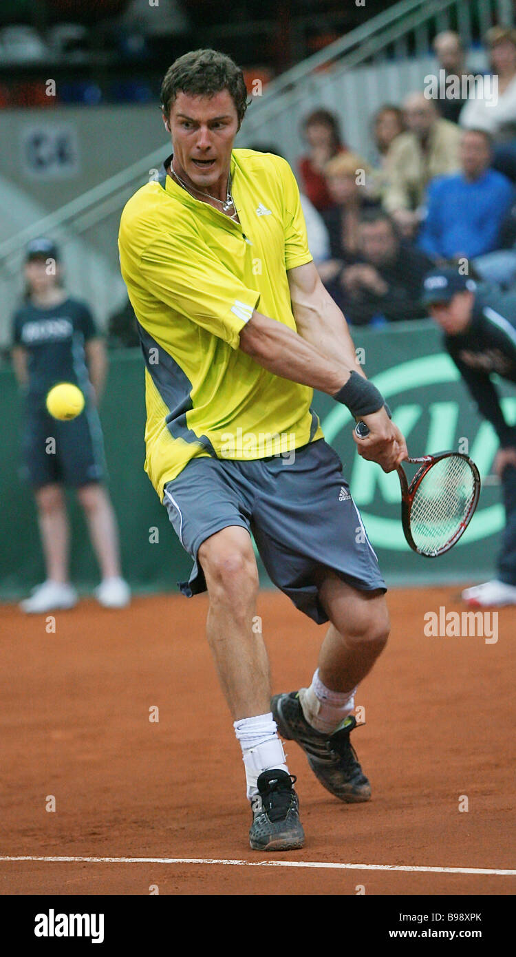 Russian tennis player Marat Safin defeated France s Paul Henri Mathieu ...