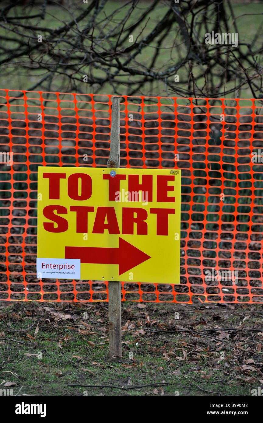 direction to start of race sign Stock Photo - Alamy