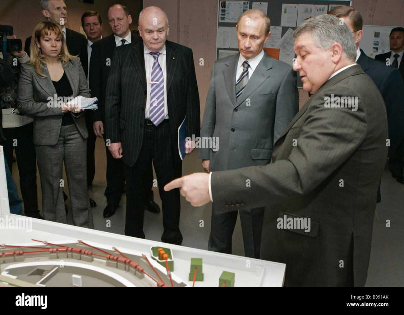 Left to right Mikhail Kovalchuk director of Russia s Kurchatov ...