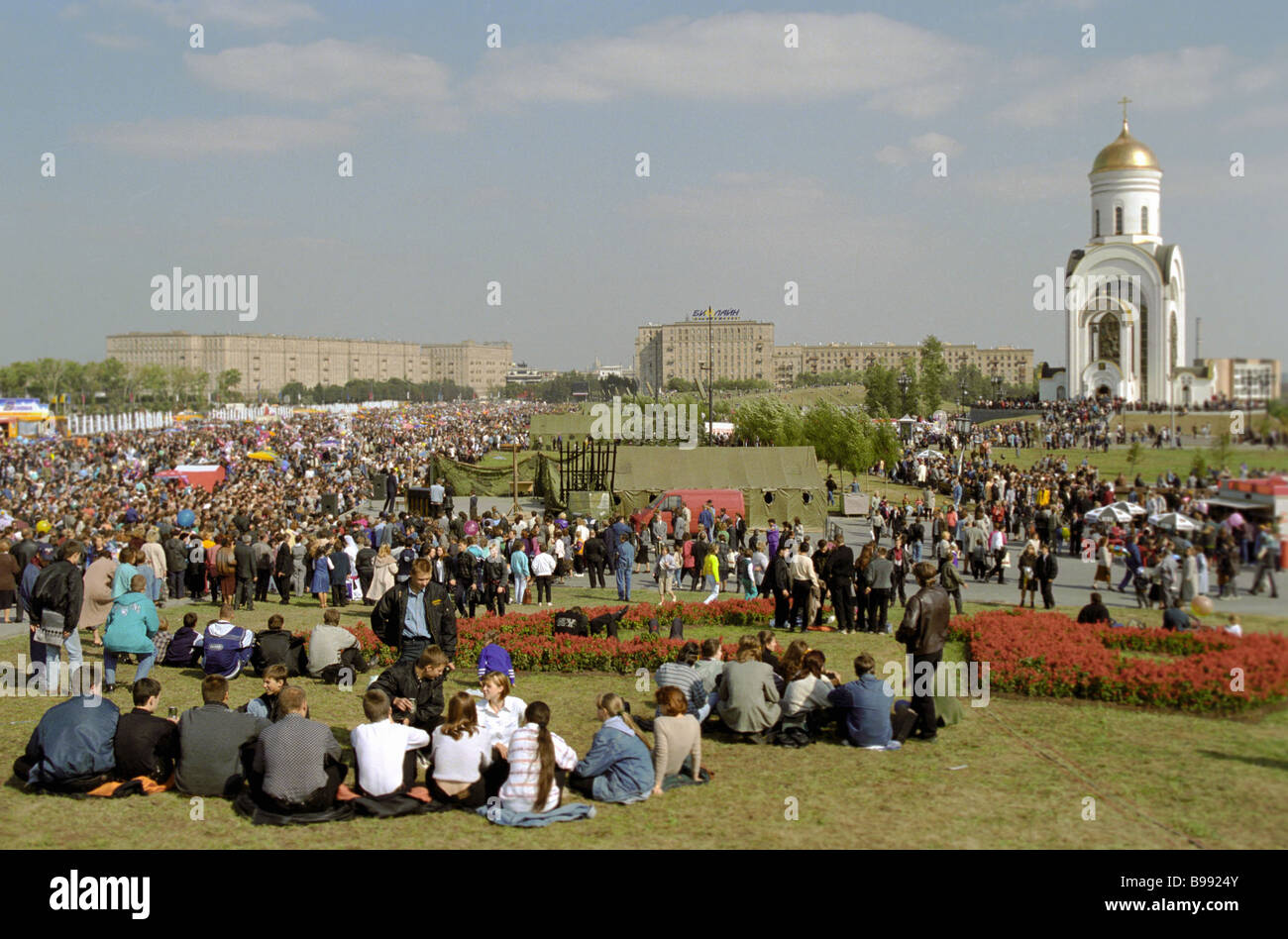 Muscovites at Poklonnaya Gora complex during festivities of the city s ...