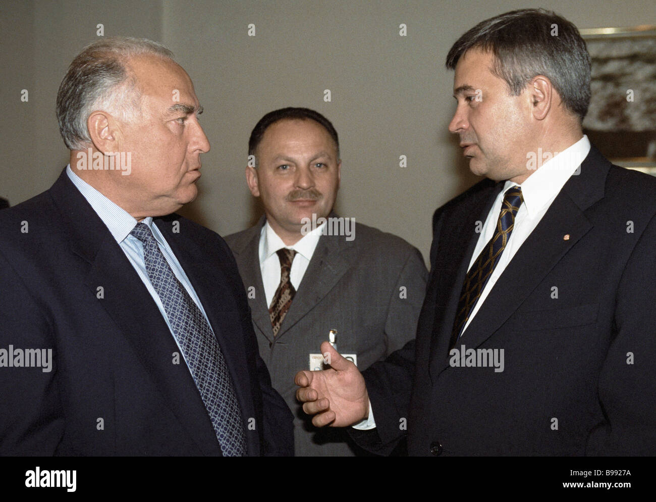 Prime Minister Viktor Chernomyrdin left and LUKoil president Vagit ...
