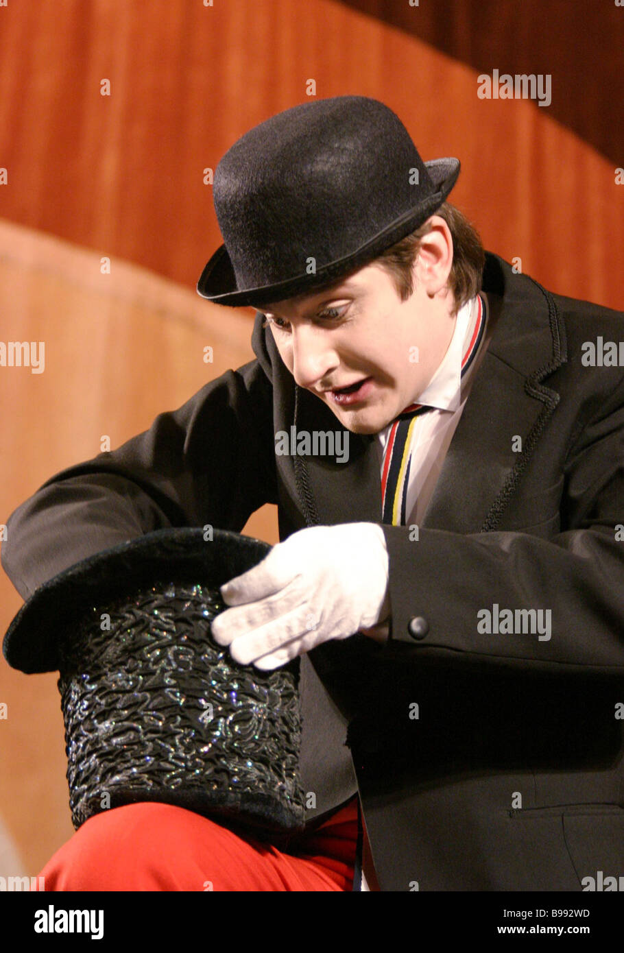 Open contest of the Moscow salon trick and micro magic juggler club at ...