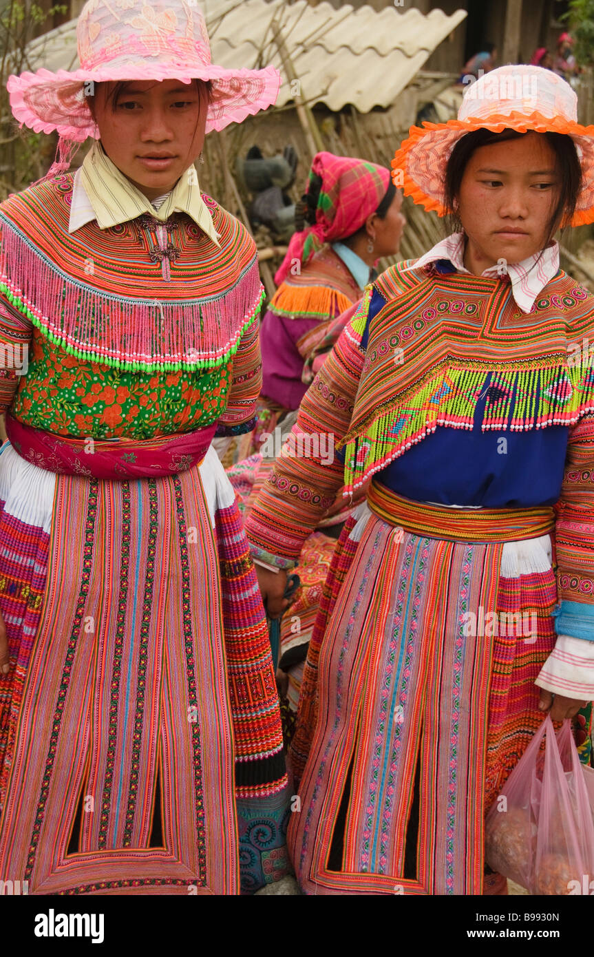 Flower hmong women in vietnamese market hi-res stock photography and ...