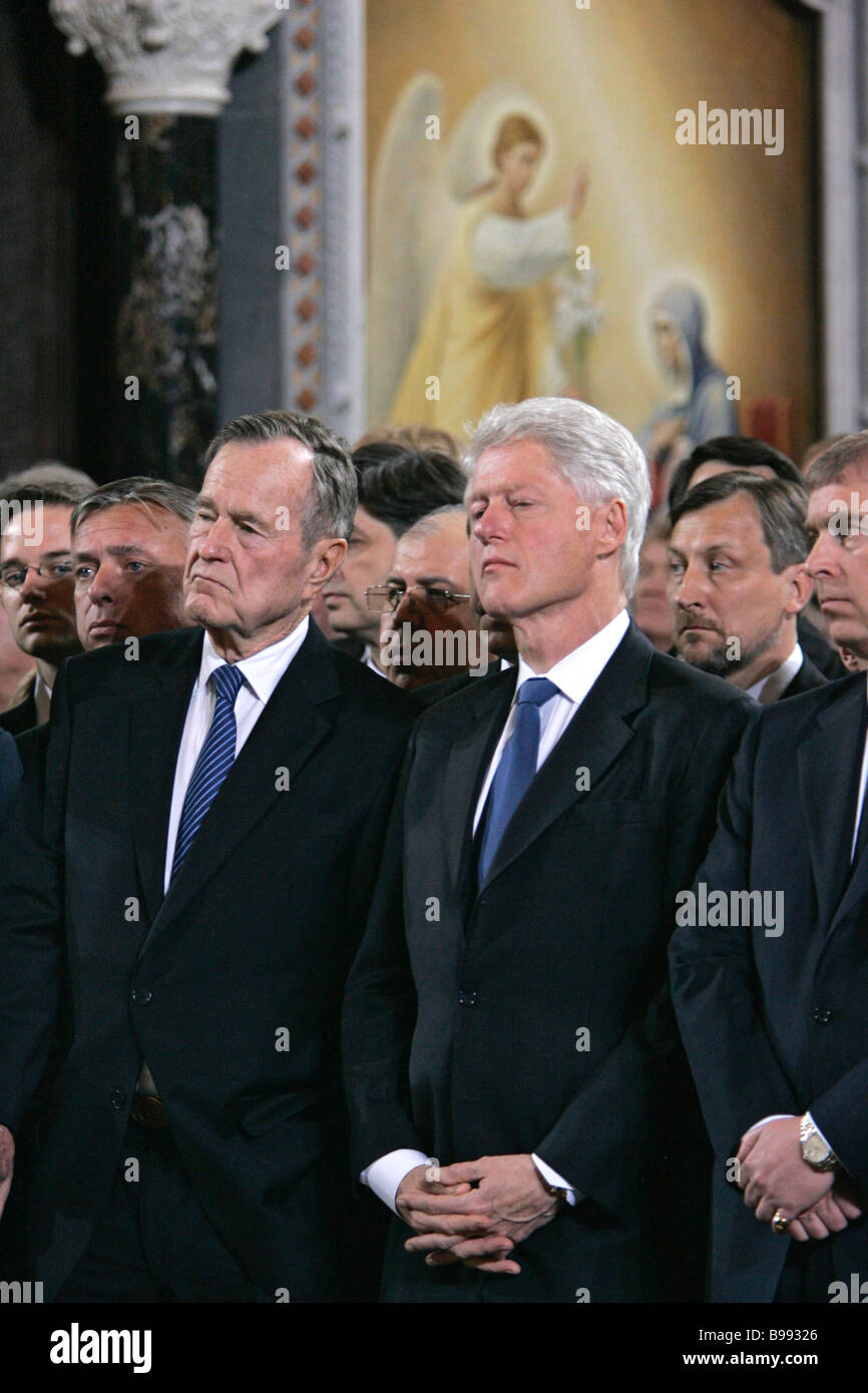 From left to right former U S presidents George Bush Sr and Bill ...