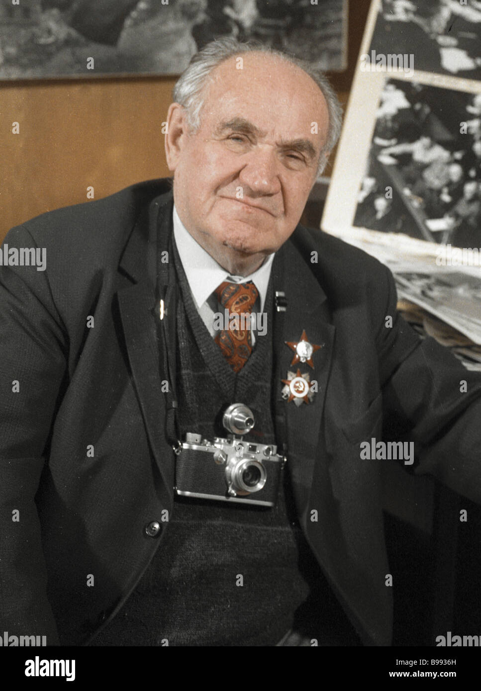 War photo news correspondent Yevgeny Khaldei passing the 1941 1945 WWII ...