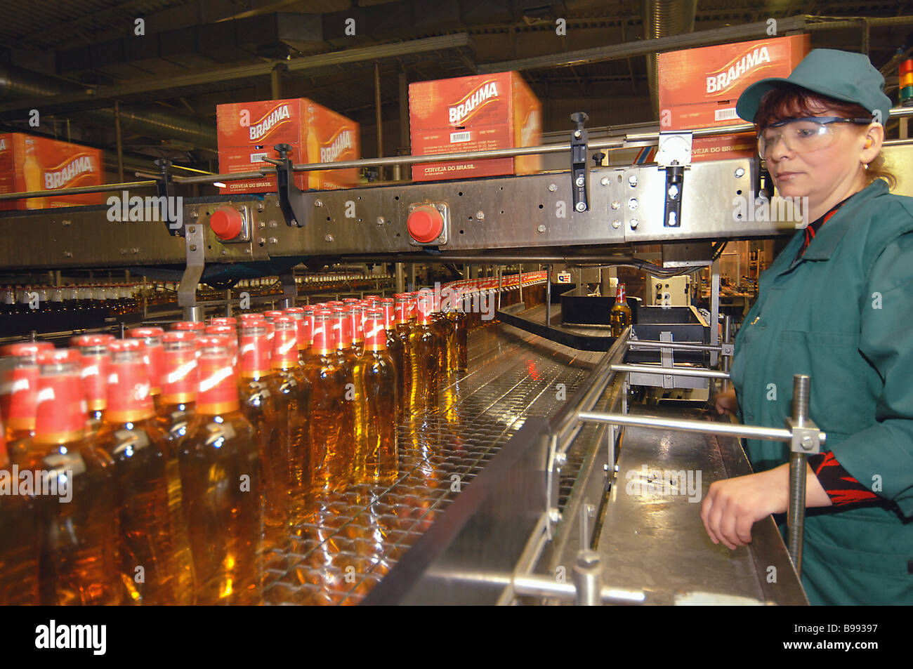 Bottling and packing line Stock Photo - Alamy