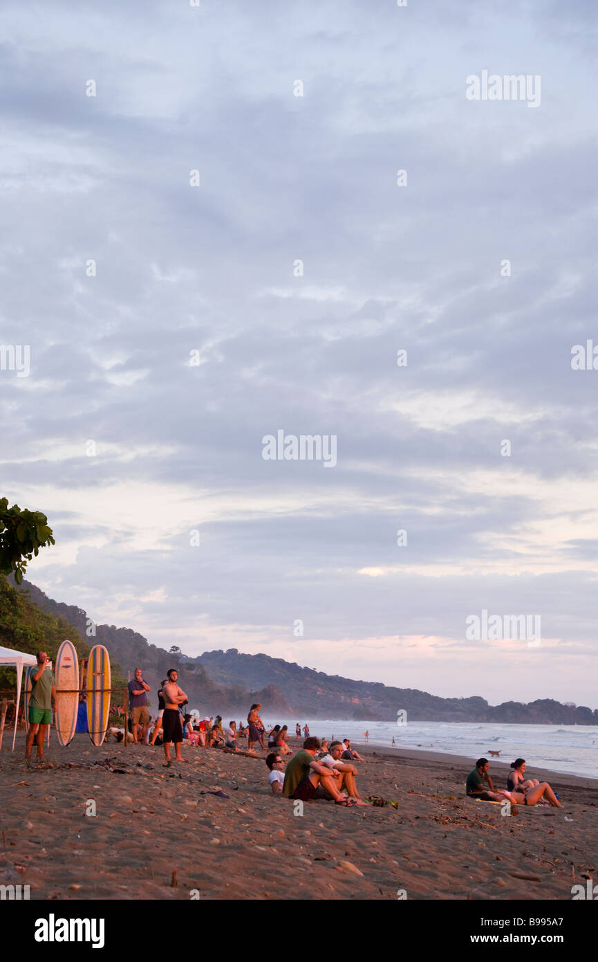 Beachgoers watching sunset in Dominical, Costa Rica Stock Photo - Alamy