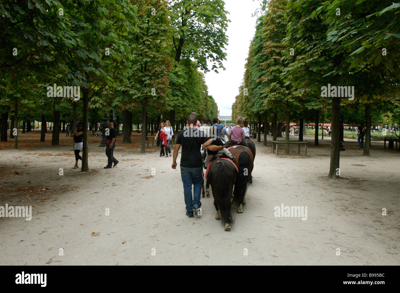 Paris pony rides hi-res stock photography and images - Alamy