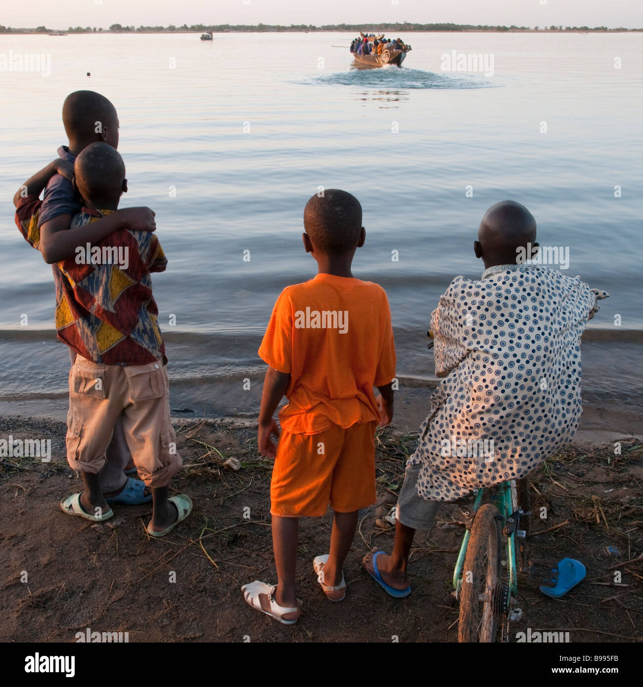 Mali children water hi-res stock photography and images - Alamy