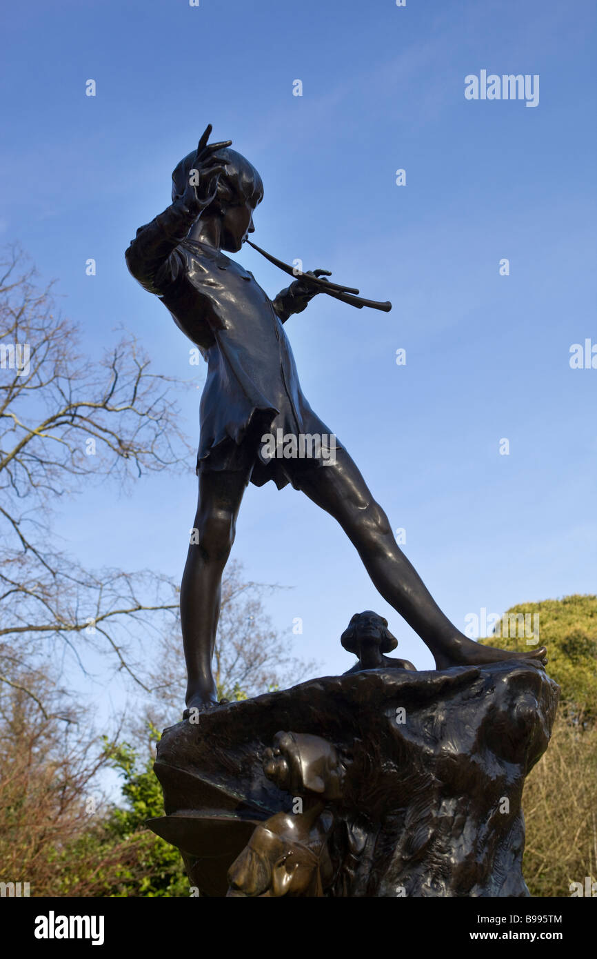 Peter Pan Statue in Kensington Gardens London Stock Photo - Alamy