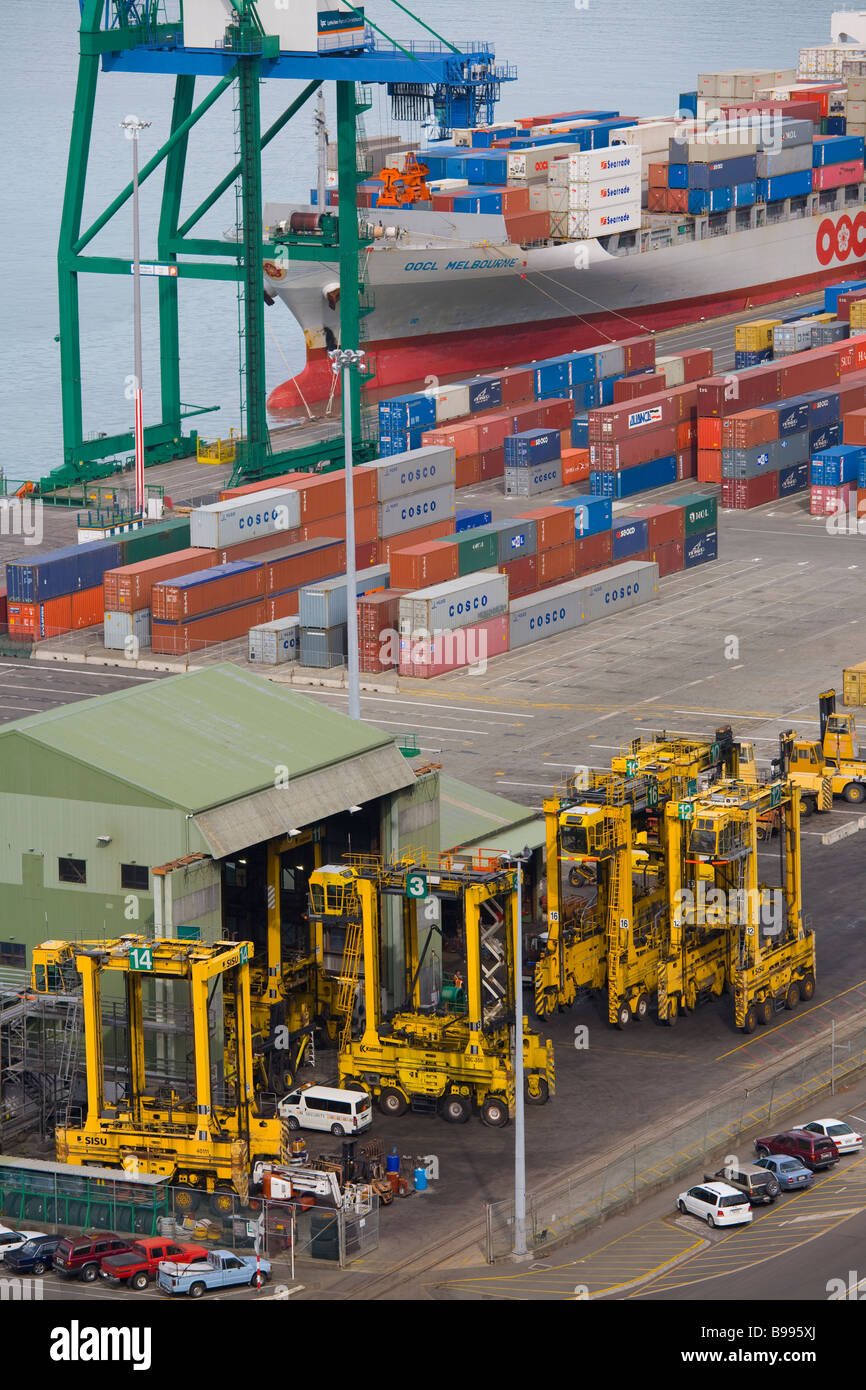 Straddle carrier container lift High Resolution Stock Photography and ...