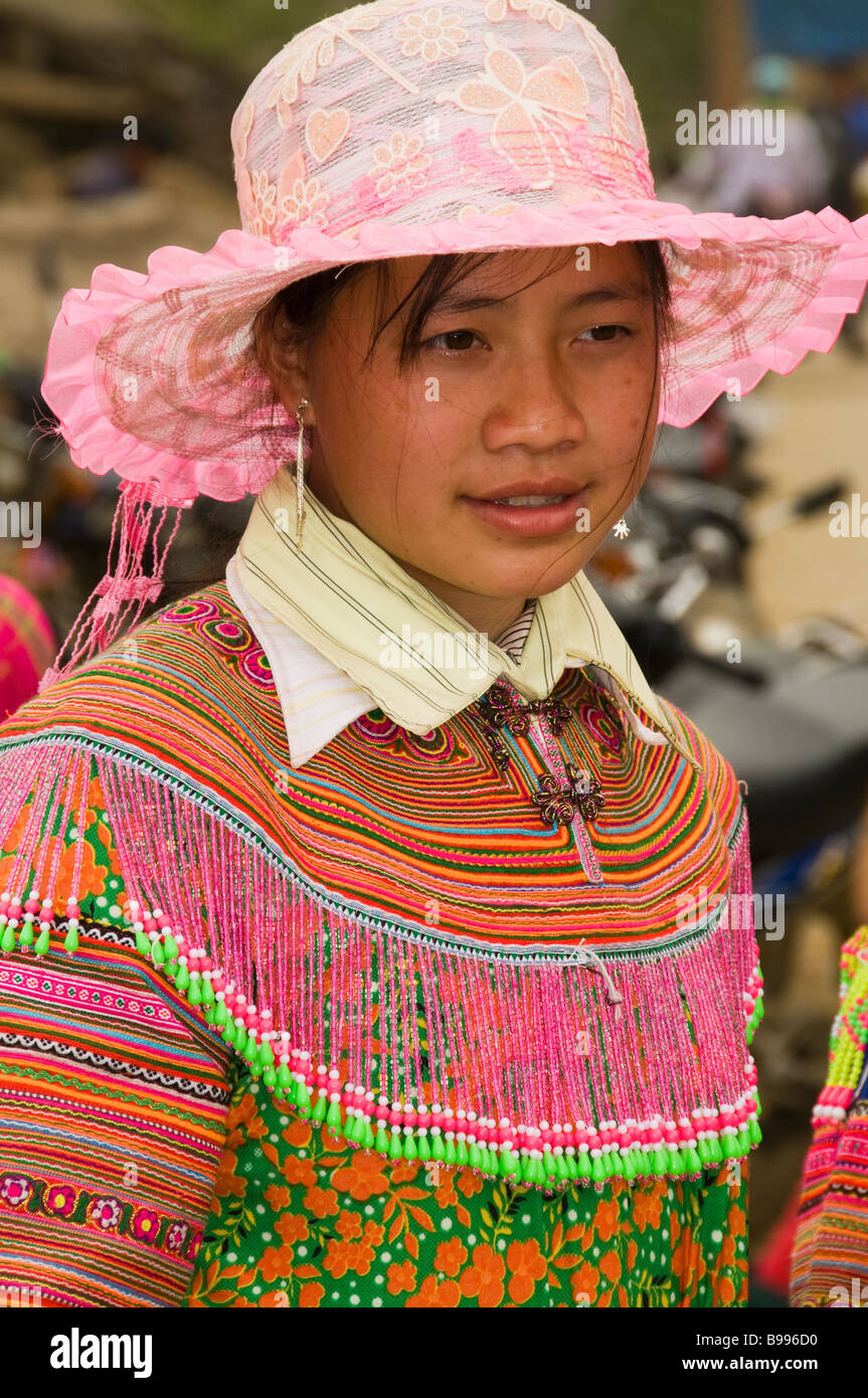 portrait of Flower Hmong girl in Cau Son near Bac Ha Vietnam Stock ...
