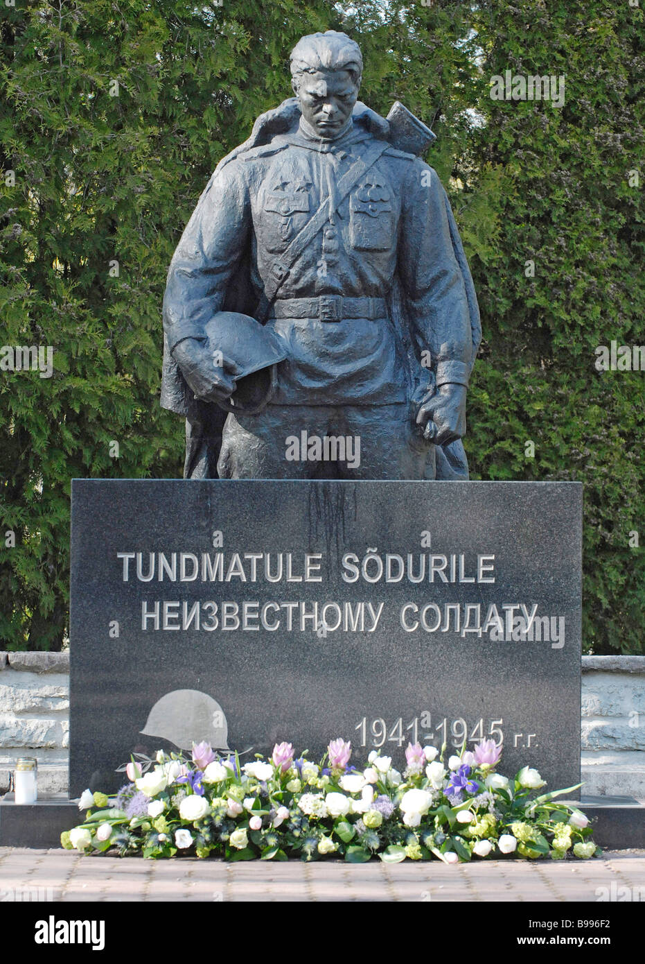 The Bronze Soldier statue is removed from Tonismagi Hill to a military ...