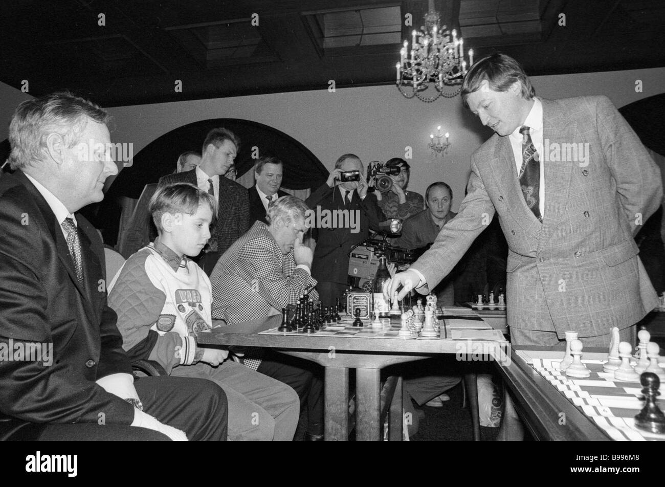 Grand Master Anatoly Karpov right playing chess with St Petersburg ...
