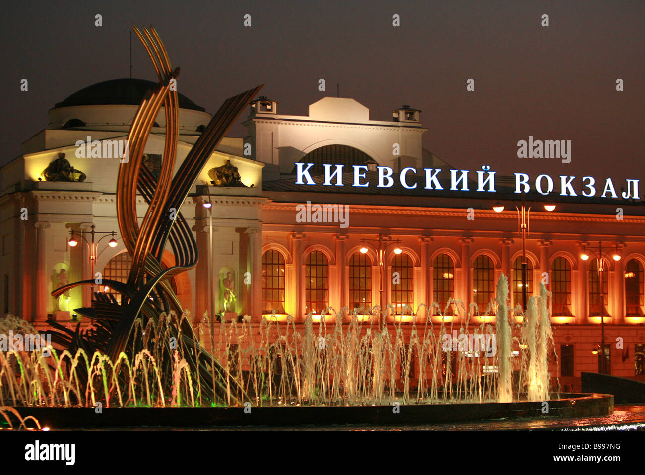 Europe Square in front of the Kiev railroad terminus Moscow Stock Photo ...