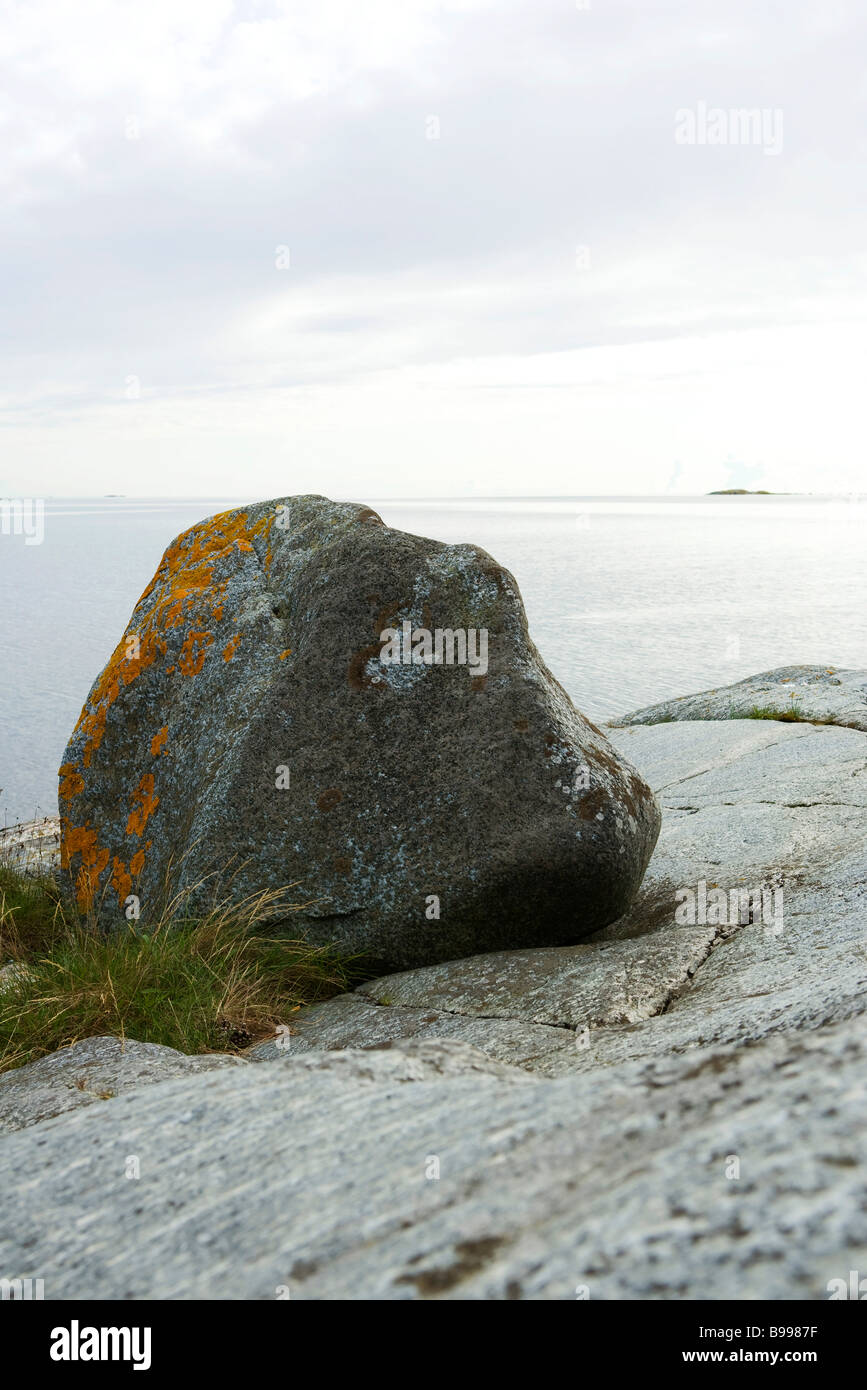 Boulders on lakes shore hi-res stock photography and images - Alamy