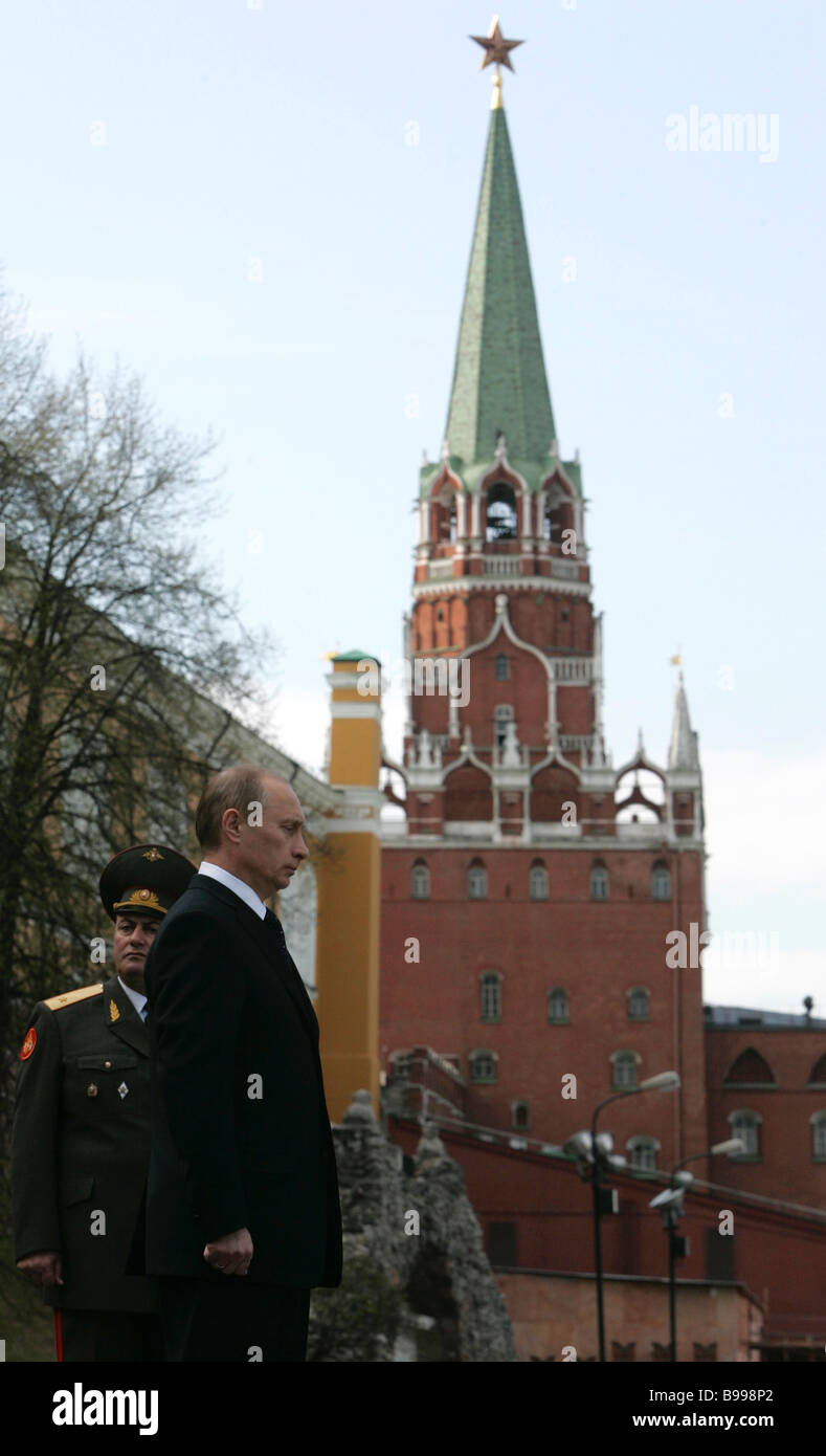Russia s President Vladimir Putin lays a wreath to the Unknown Soldier ...
