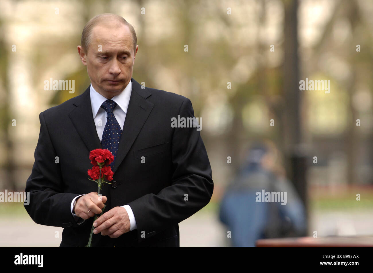 Russia s President Vladimir Putin lays flowers to Hero Cities memorial ...