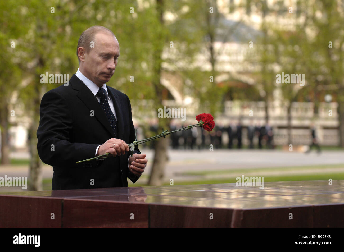 Russia s President Vladimir Putin lays flowers to Hero Cities memorial ...