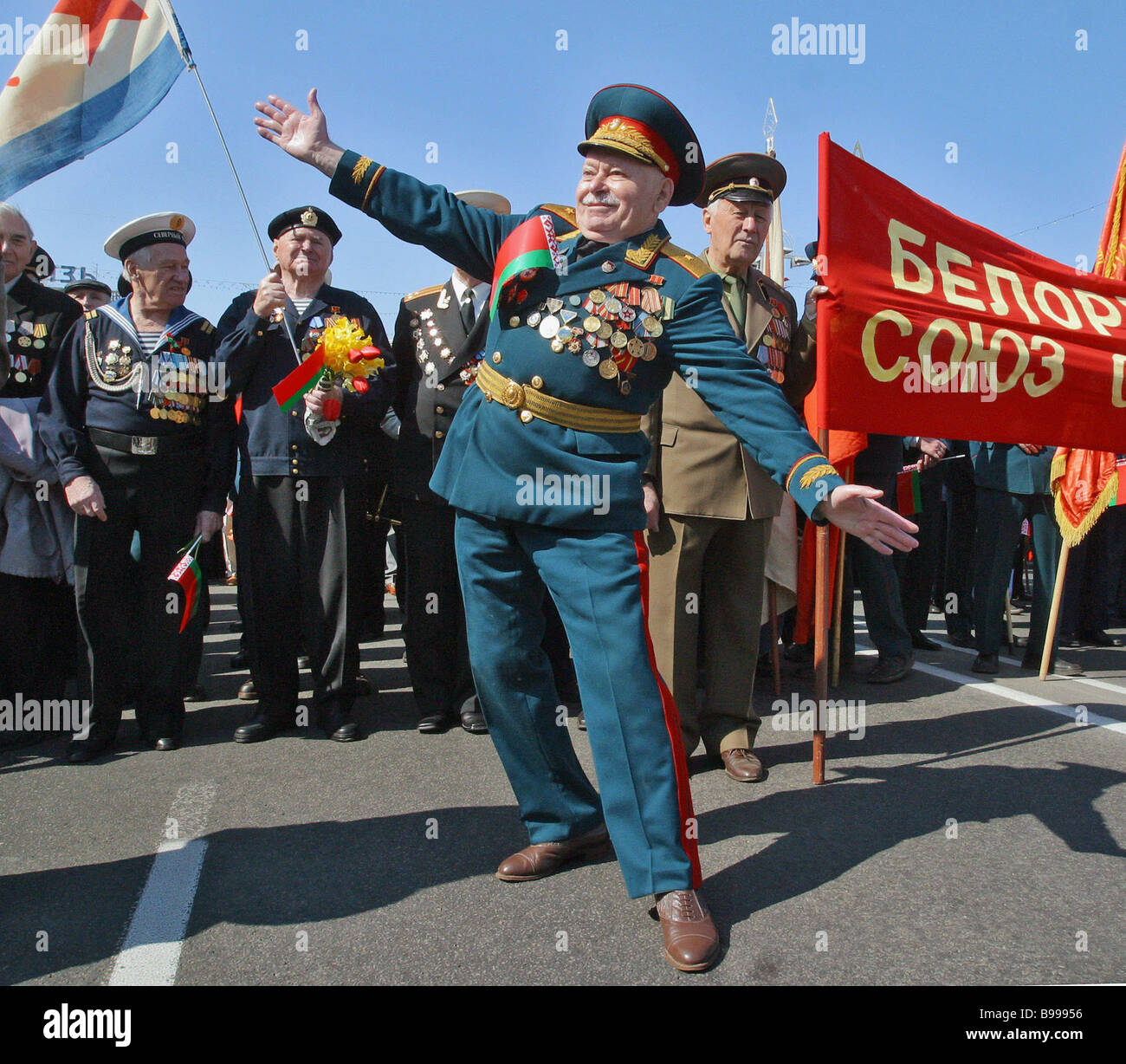 Soviet WWII veterans celebrate in a V E parade Belarus Stock Photo - Alamy