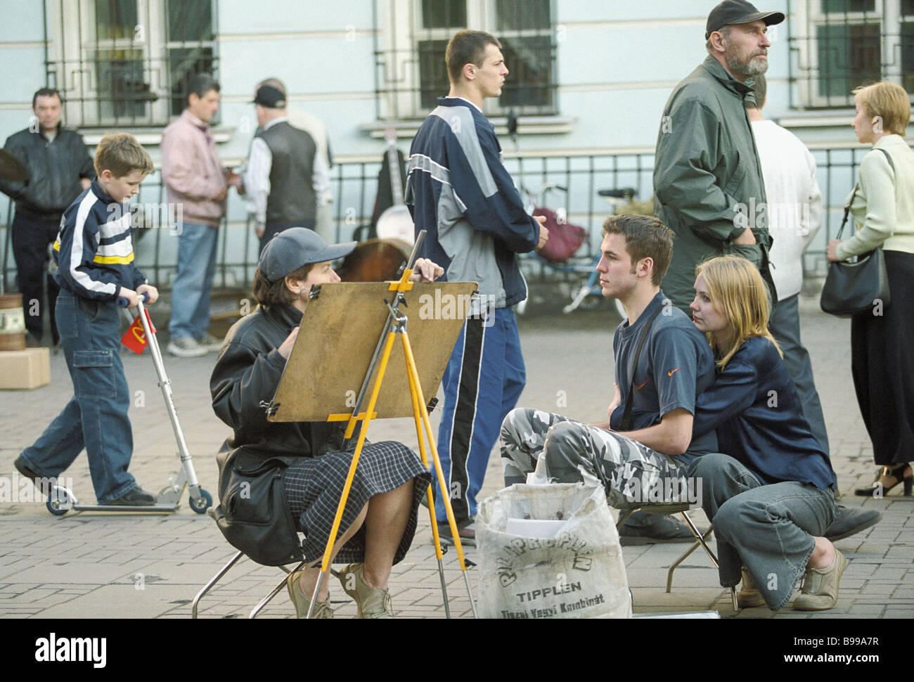 Lady artist on Stary Arbat Street Stock Photo - Alamy