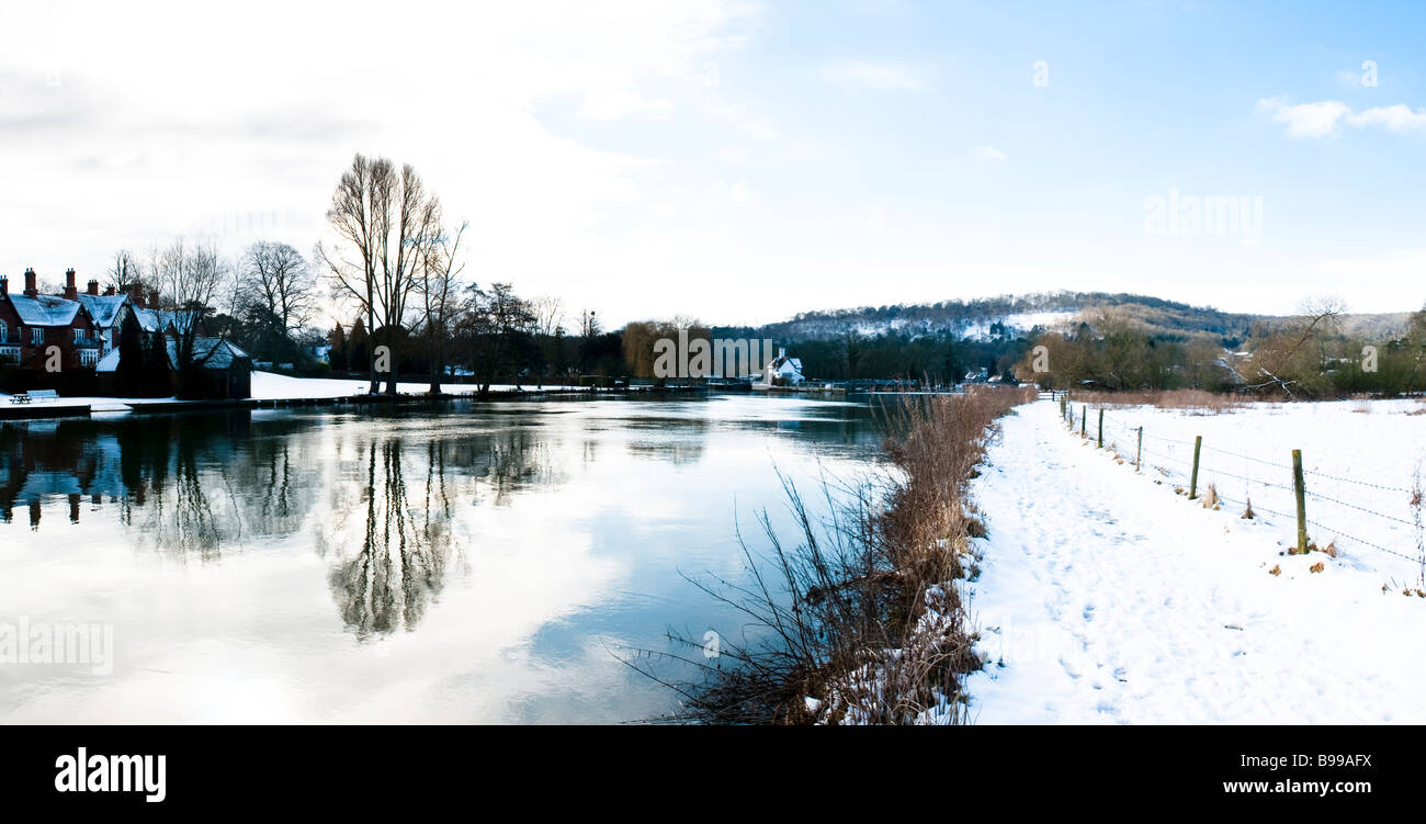 A snowy river landscape near Streatley and Goring on the River Thames ...