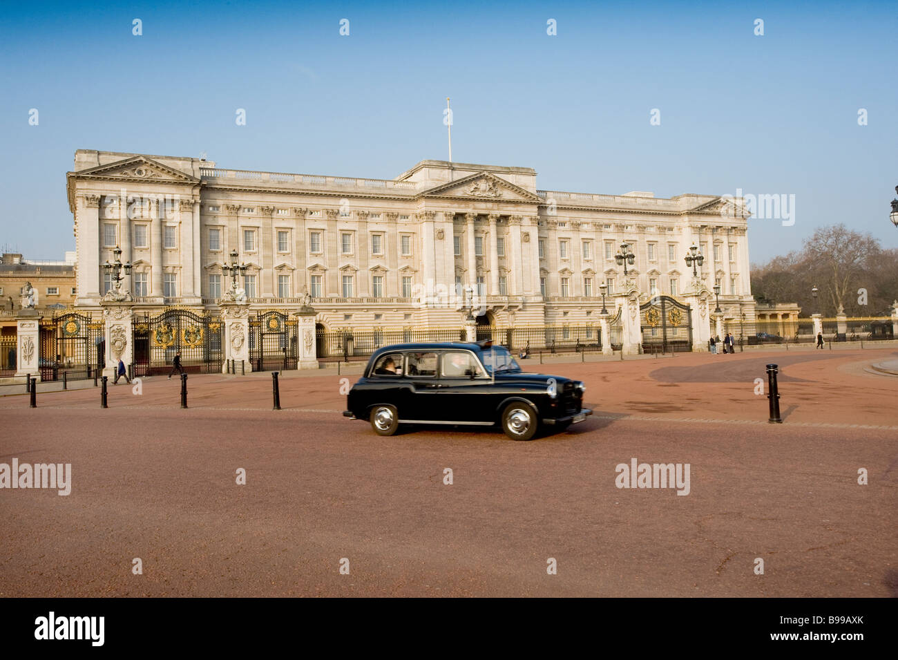 Buckingham palace london taxi london hi-res stock photography and images - Alamy
