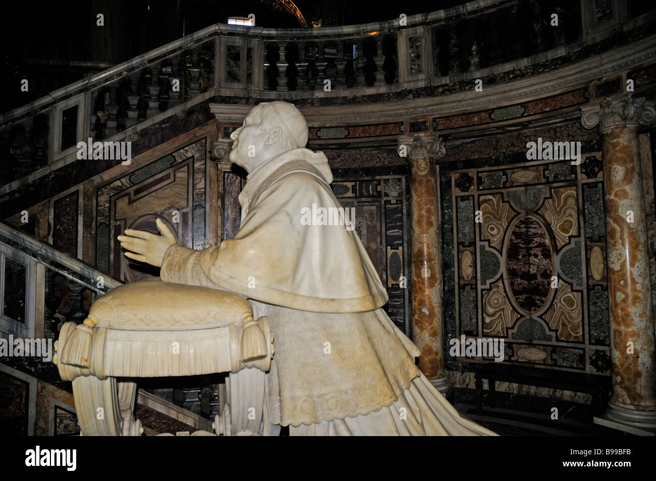Enormous statue of praying Pope in the Basilica of Santa Maria Maggiore ...