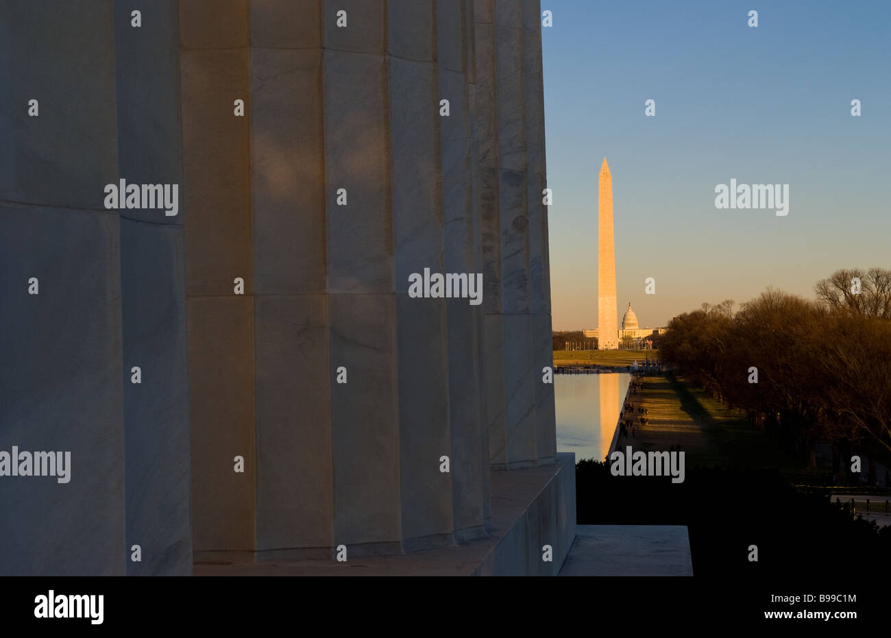 Beautiful tall tower of the Washington Monument and pond with capital ...