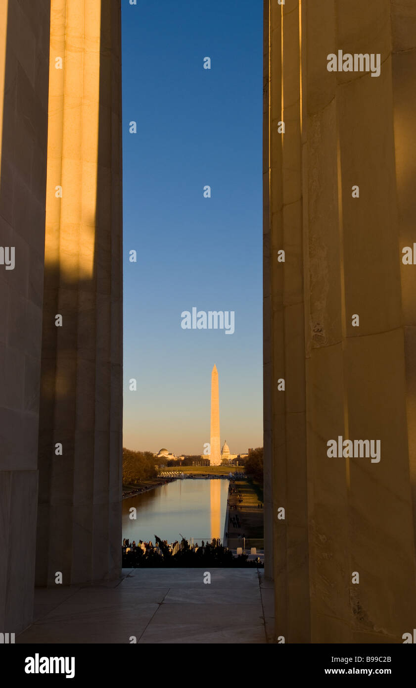 Beautiful tall tower of the Washington Monument and pond with capital ...