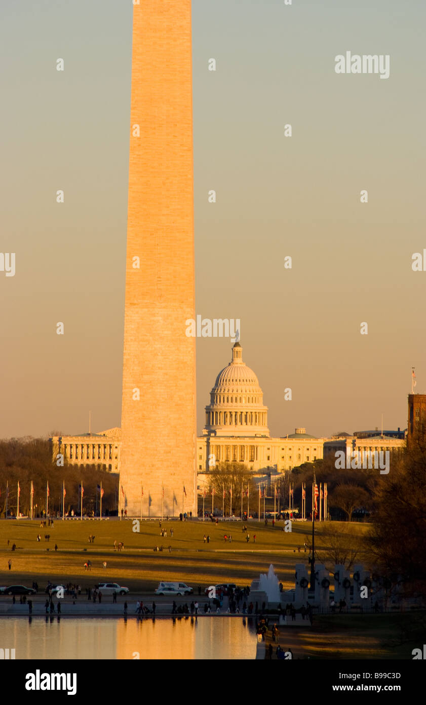 Beautiful tall tower of the Washington Monument and pond with capital ...