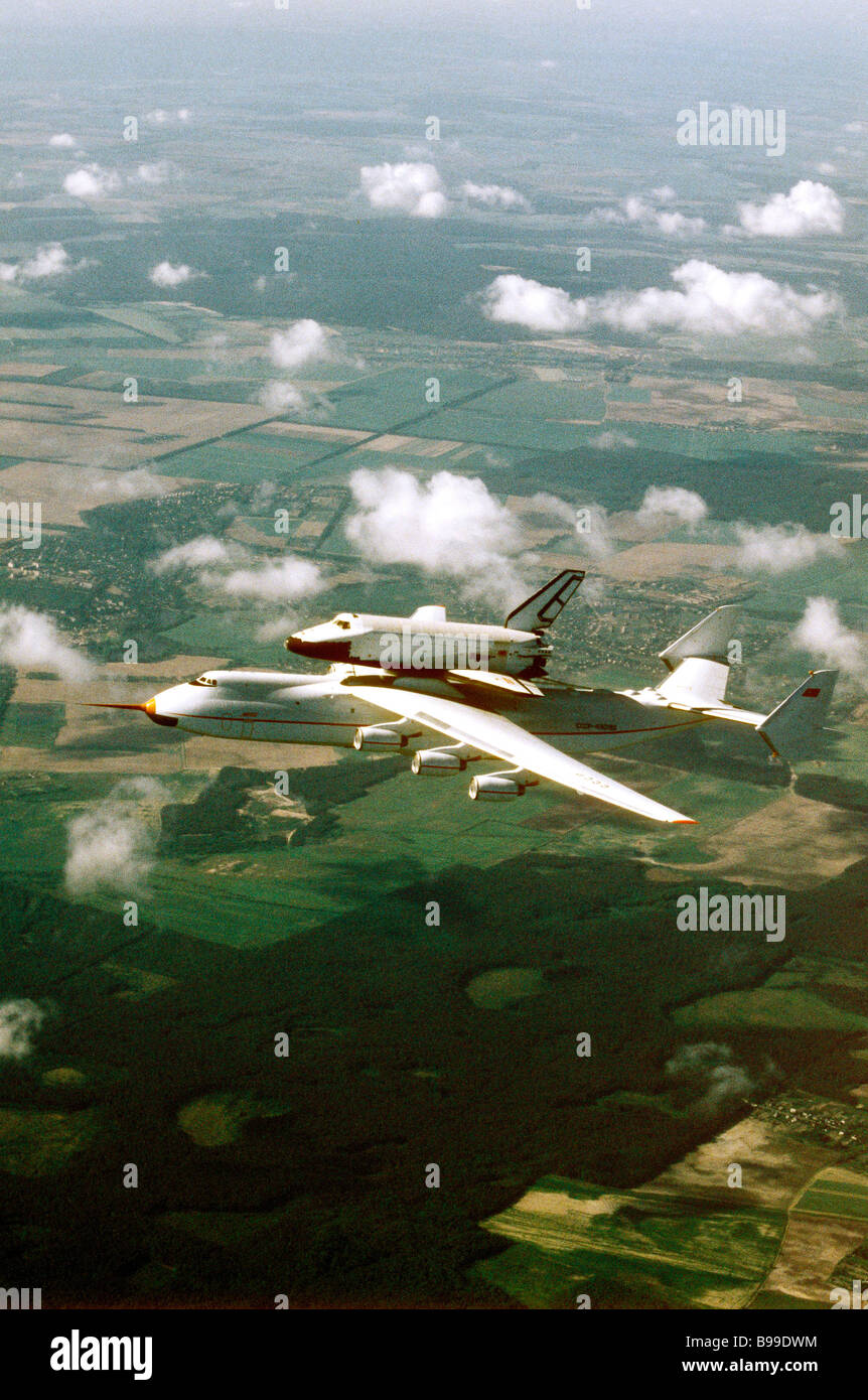 Antonov An 225 Cossack Mriya Dream airplane with Buran Snow Storm ...