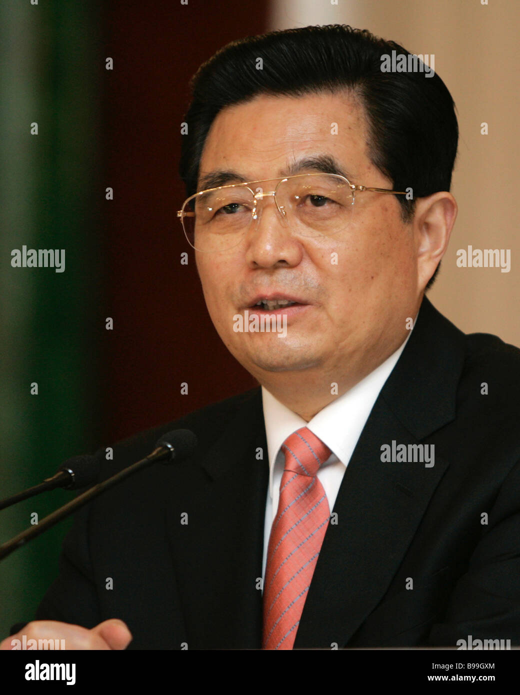 Chinese President Hu Jintao making a press statement after signing ...