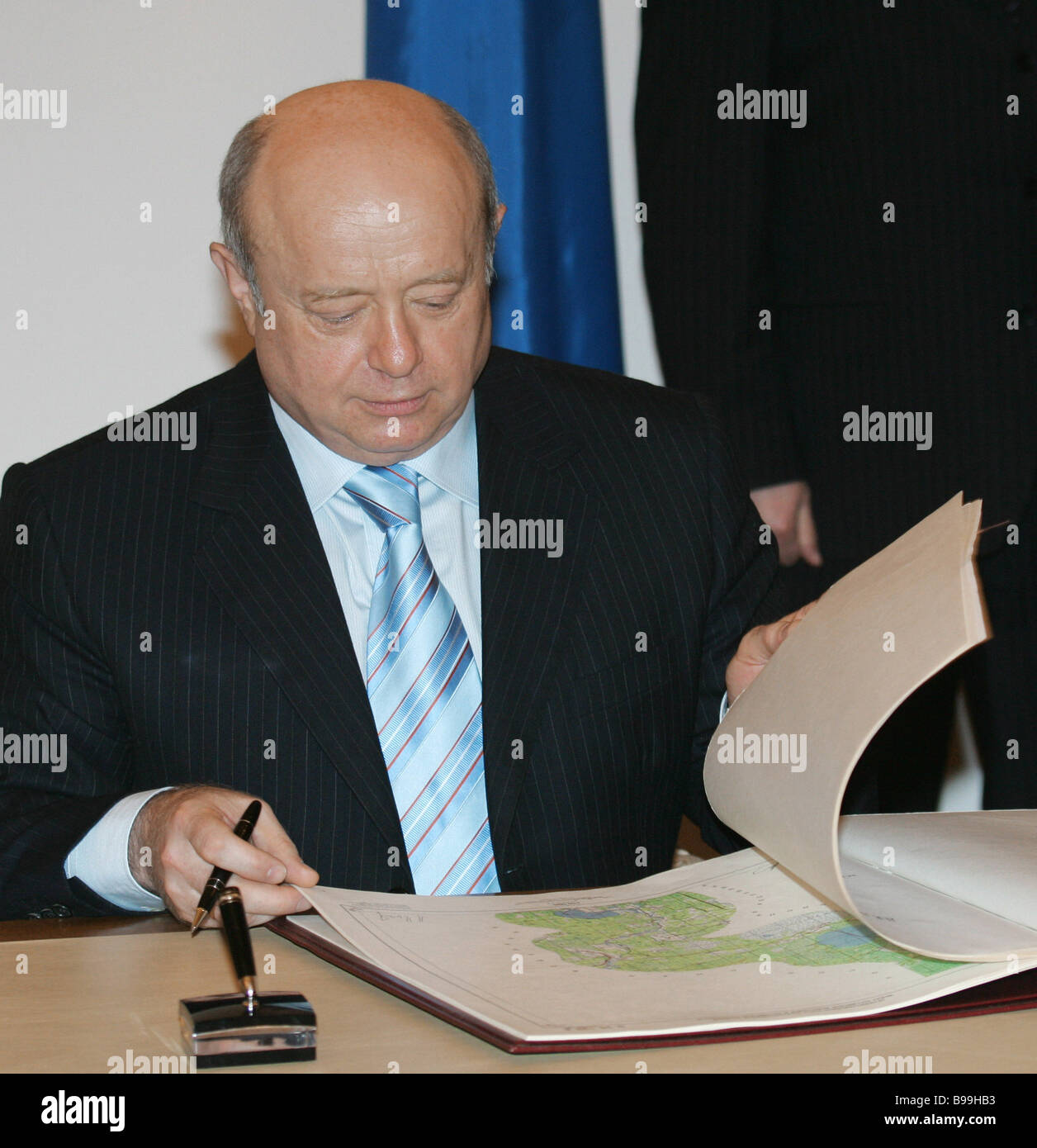 Russia s Prime Minister Mikhail Fradkov signing a border treaty with ...