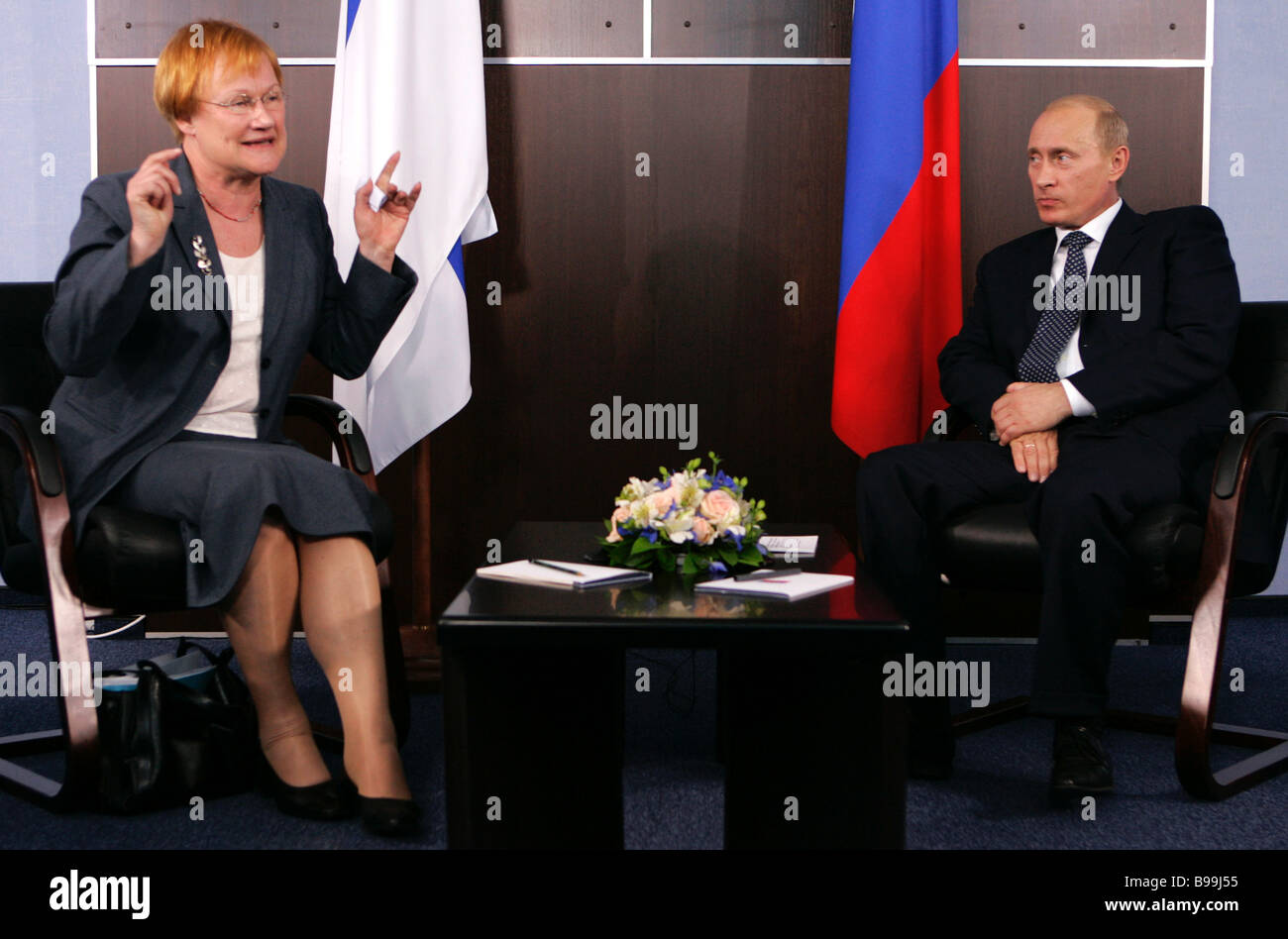 Presidents Tarja Halonen of Finland and Vladimir Putin of Russia ...
