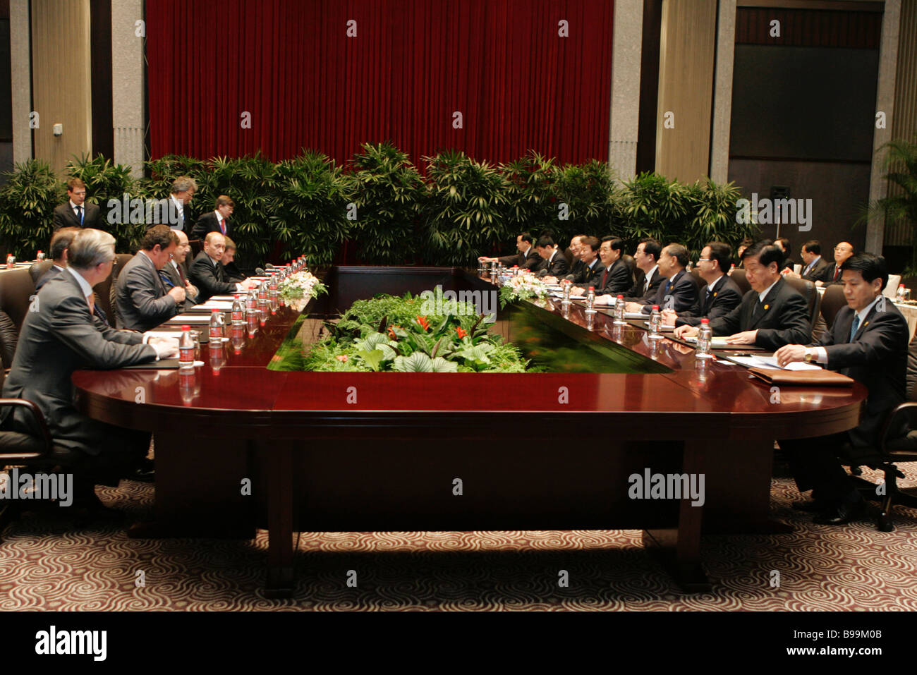 Russo Chinese summitry in Shanghai Stock Photo - Alamy