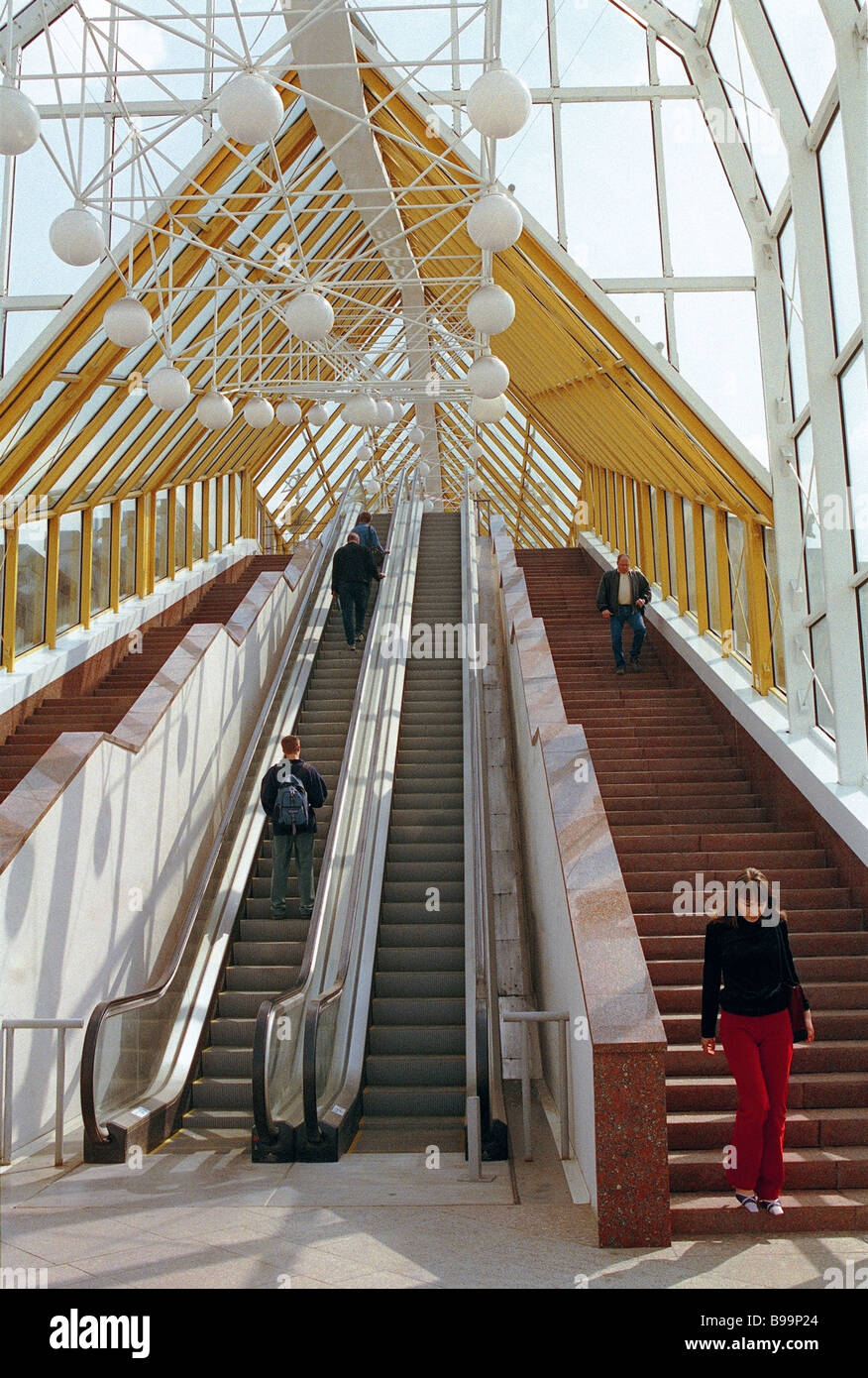 Escalators of the Kiyevsky Pedestrian Bridge Stock Photo - Alamy