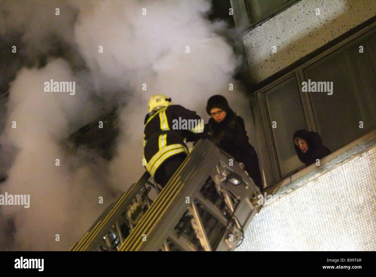 Evacuating people from burning office building on Vernadsky Avenue Over ...